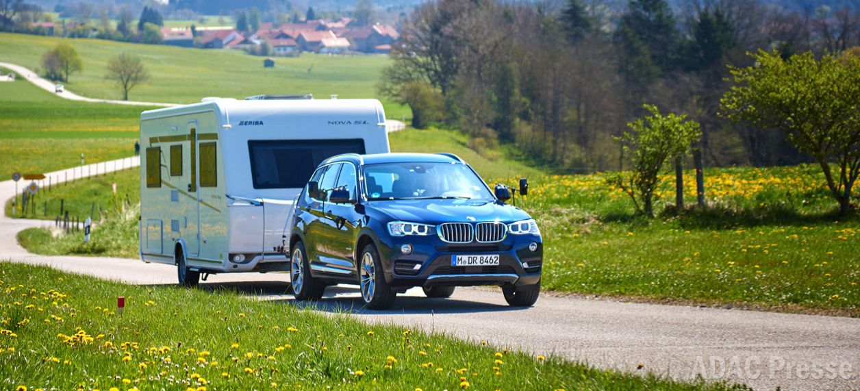 Sie Fahren Mit Ihrem Pkw Und Anhanger