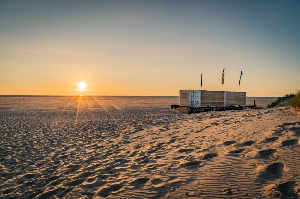 Promenade und Hauptstrand von Borkum. Flaniermeile der Insel