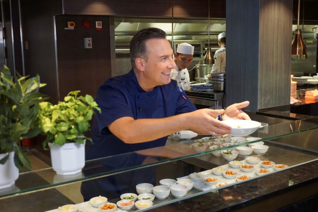 Sternekoch Tim Raue kocht auf der Mein Schiff 6